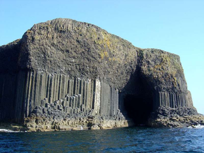 Les orgues basaltiques de la grotte de Fingal, sur l'île de Staffa, en ...