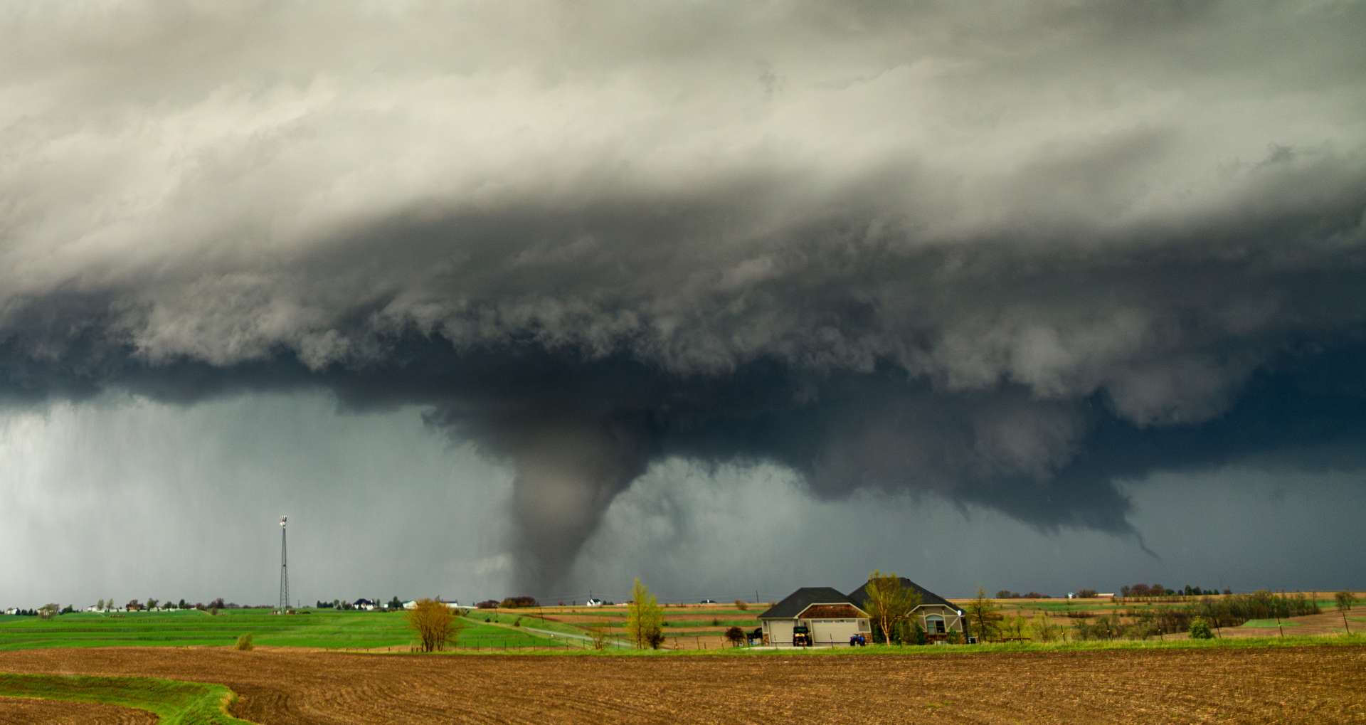 La violence d’une tornade arrache les bras d’un couple qui refusait de se lâcher