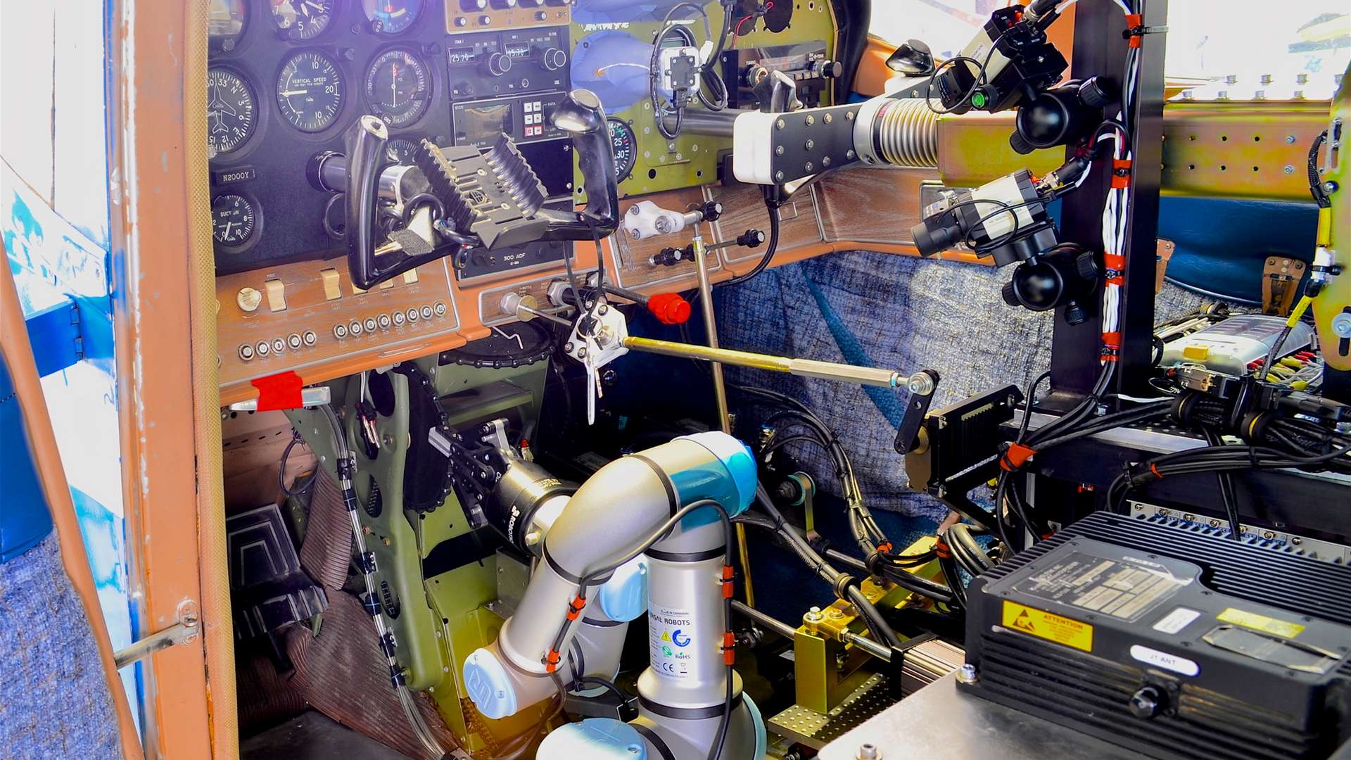 L'US Air Force engage un robot pour piloter ses avions