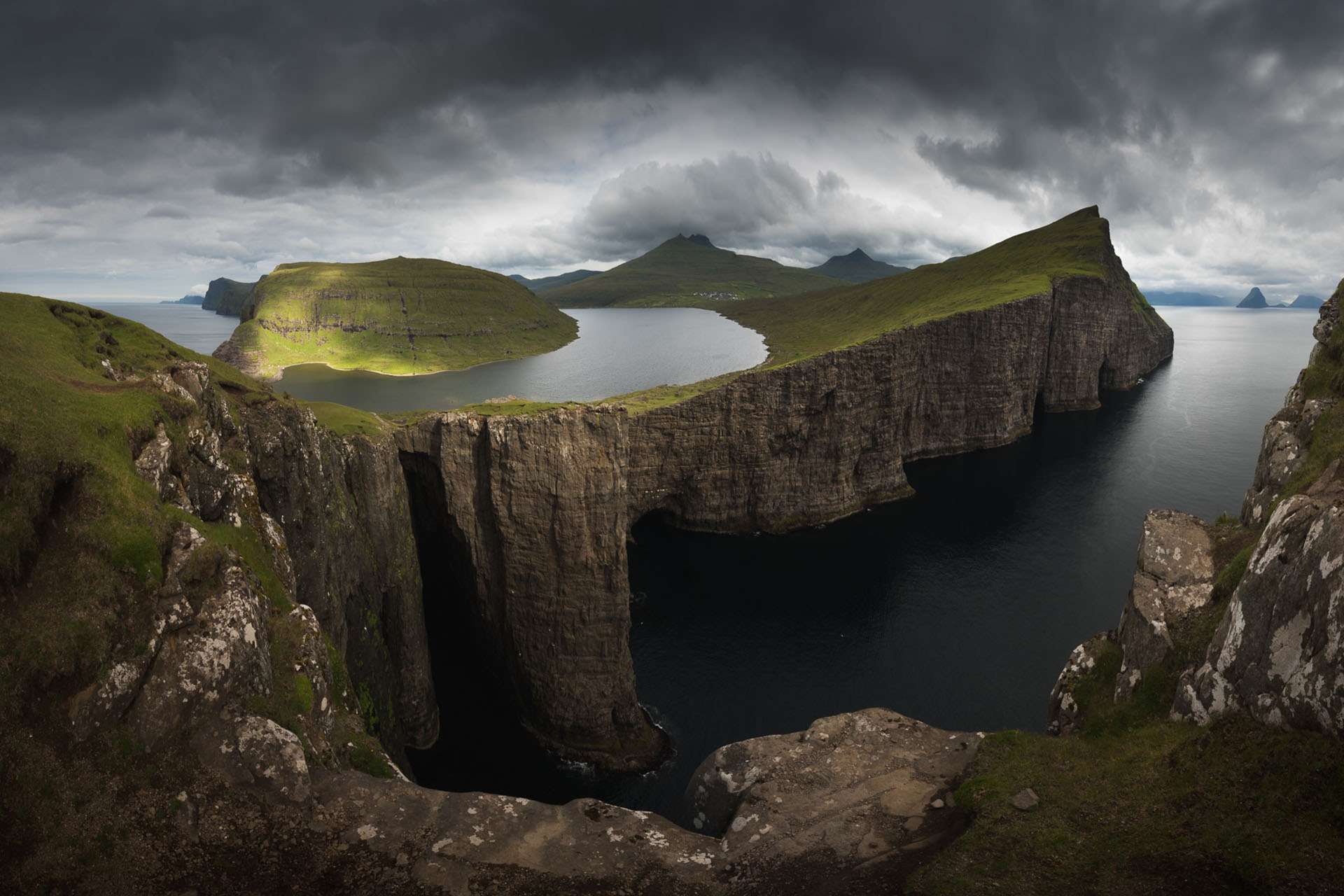 Aux îles Féroé, un lac suspendu sur la mer - Photos Futura