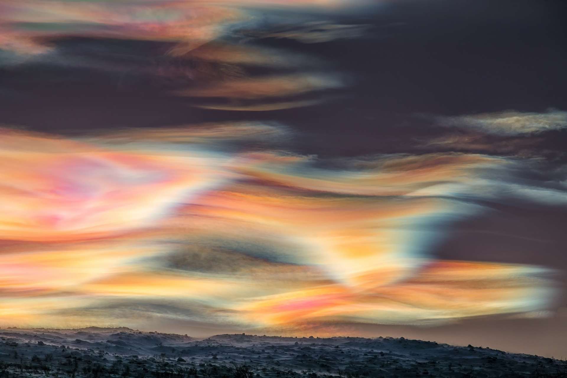 Une invasion de nuages multicolores au nord de l'Europe