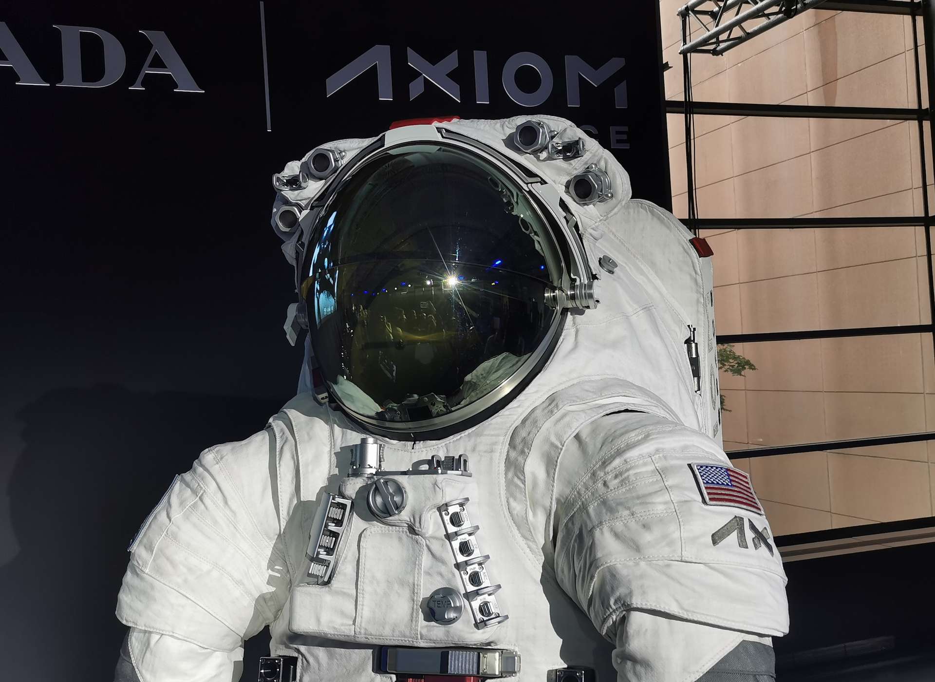 Quand Thomas Pesquet s’habille(ra) en Prada : découvrez le scaphandre ...