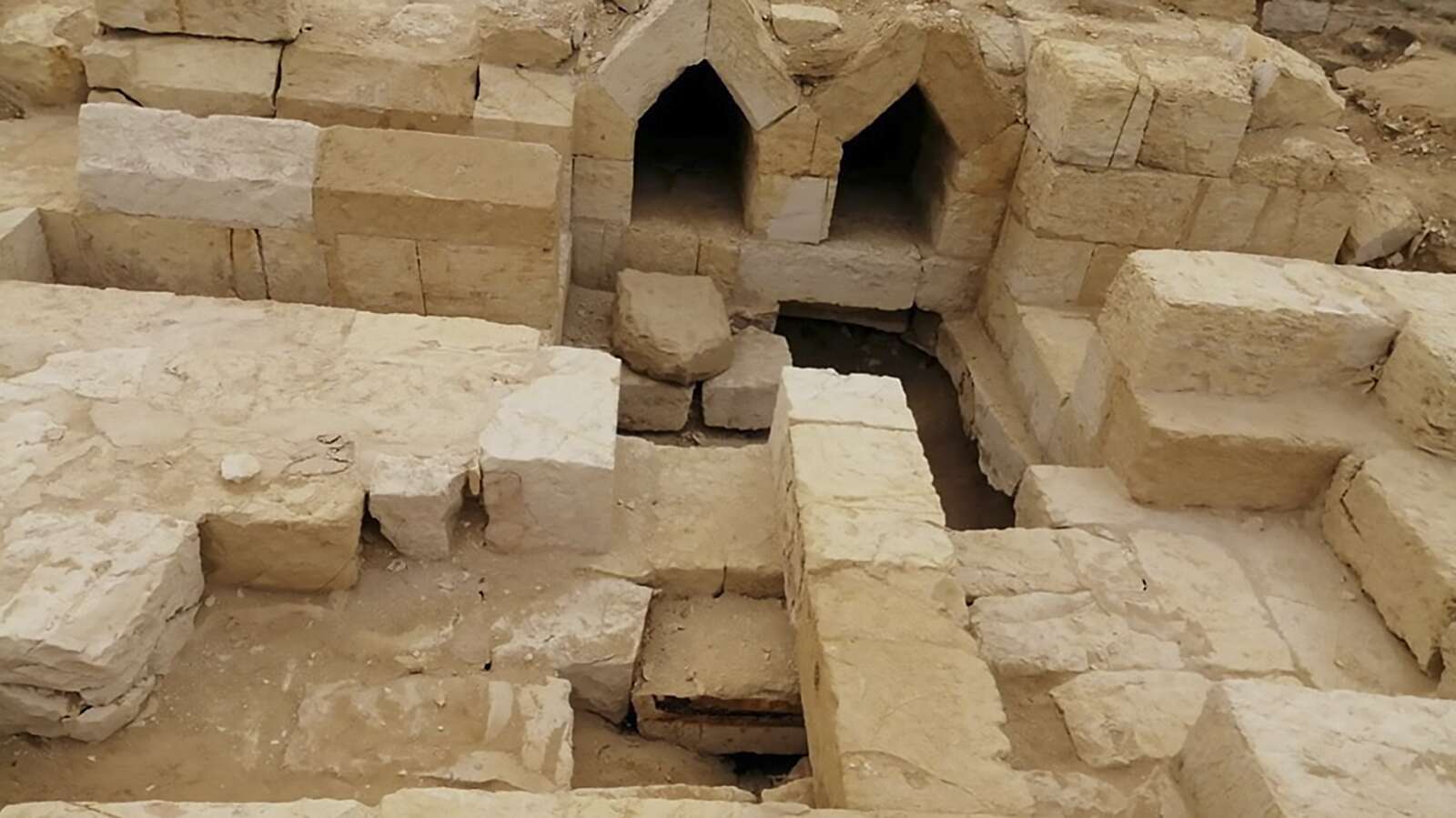 Découverte au Fayoum de nombreux objets funéraires et des portraits