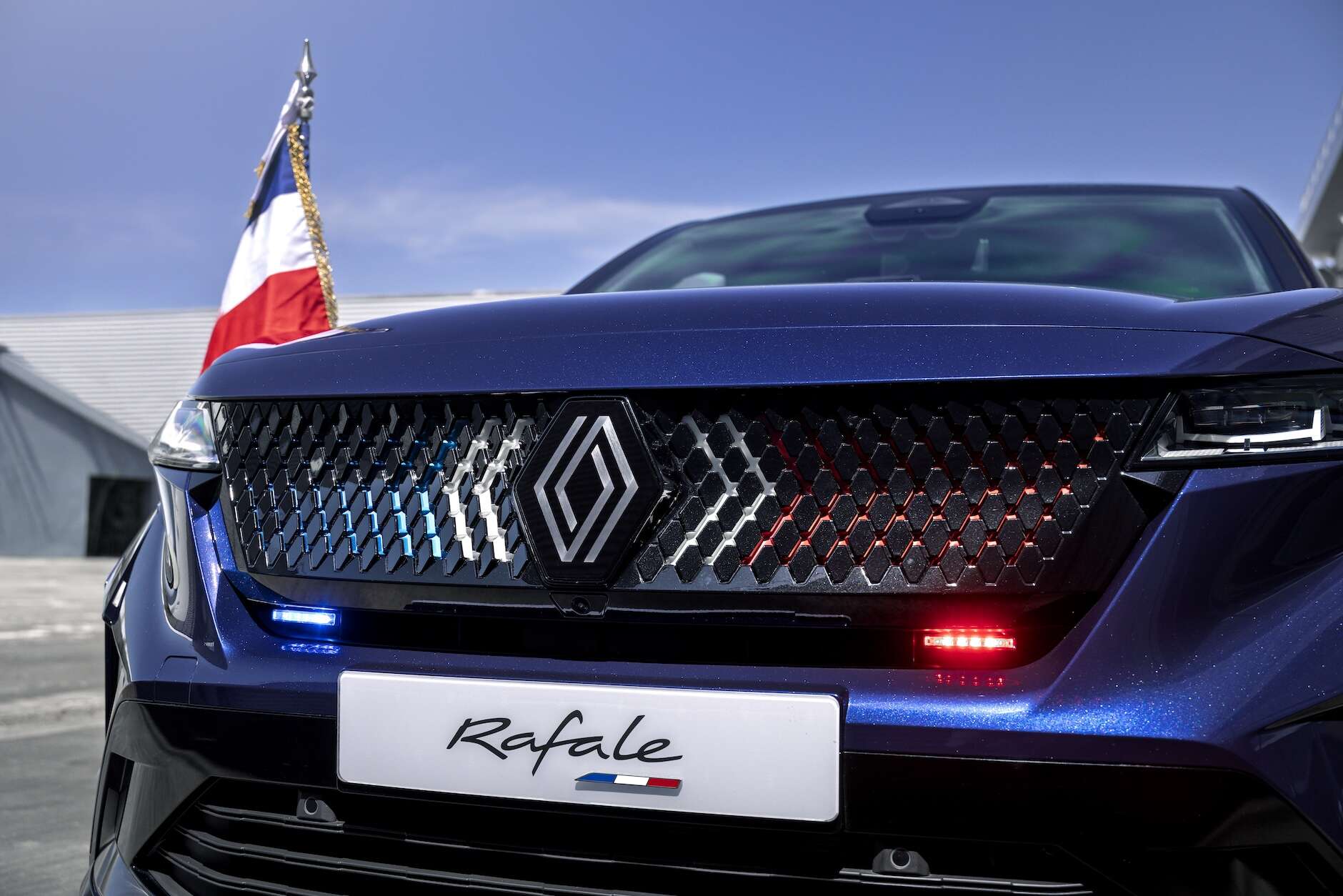 Ce véhicule présidentiel tricolore que personne n’attendait intrigue ...