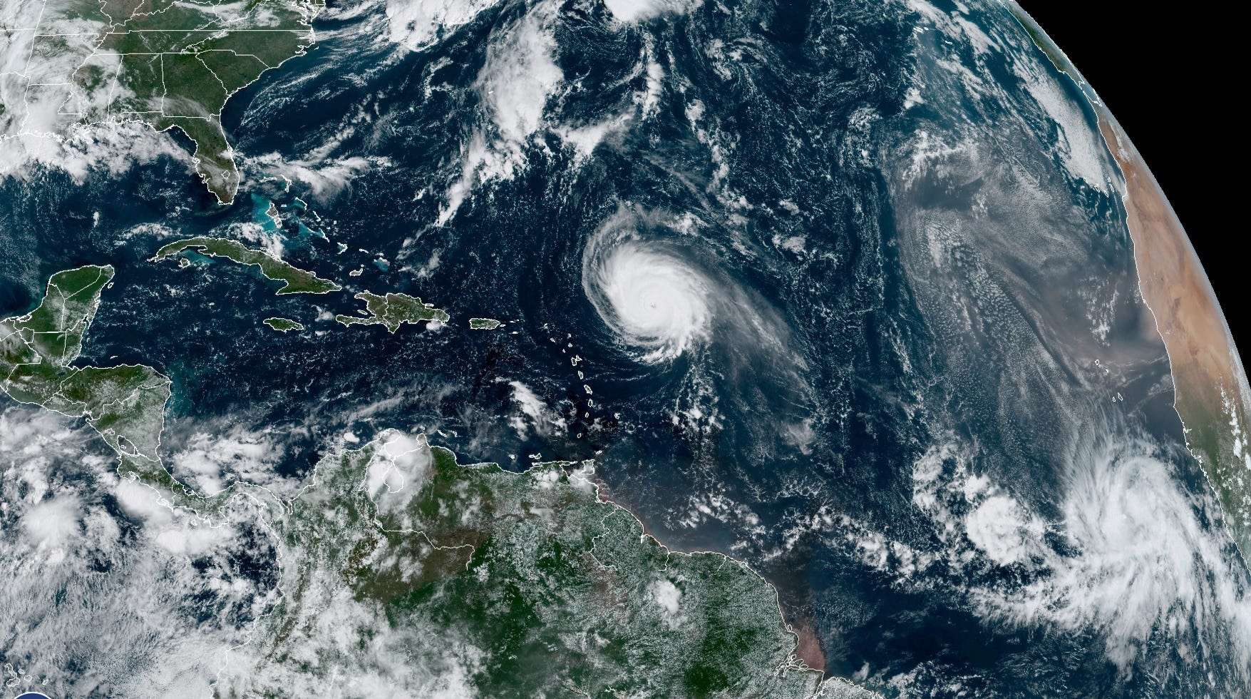 Le plus puissant ouragan de l’année a été filmé de l’intérieur par un ...