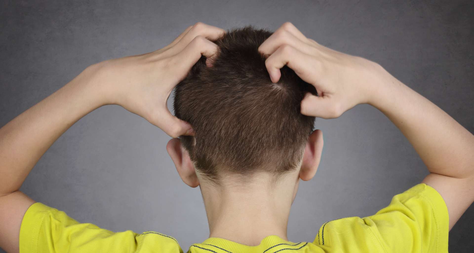 Patient bizarre : un enfant avec des boutons bleu fluorescent sur le crâne