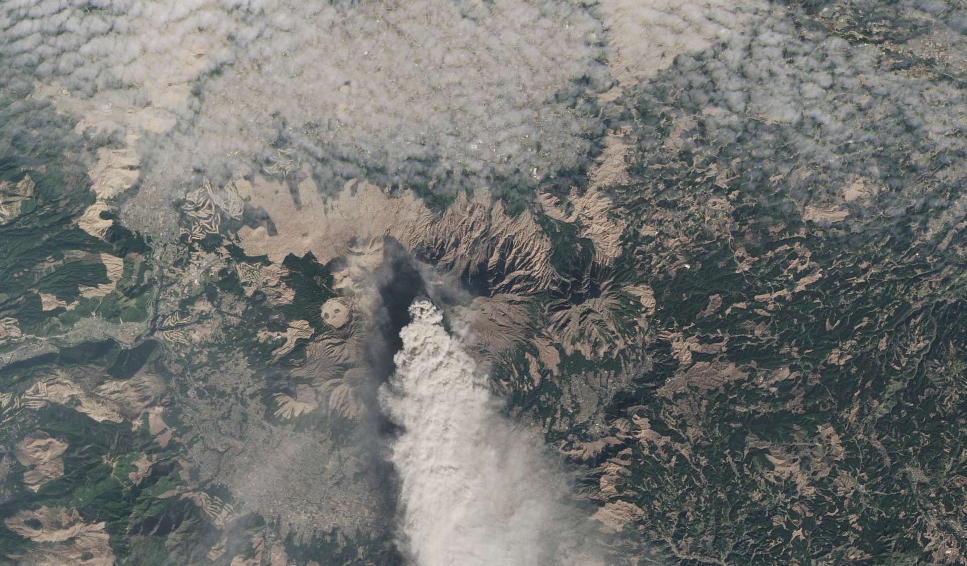 Le plus grand volcan du Japon, le mont Aso, crache des nuées ardentes ...