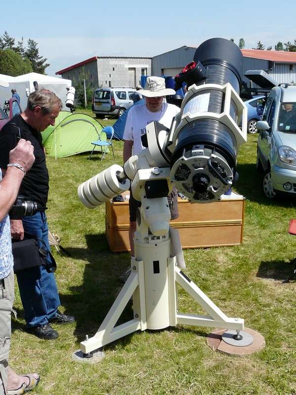 Télescope haut de gamme de 35 centimètres sur un pied colonne - Photos ...