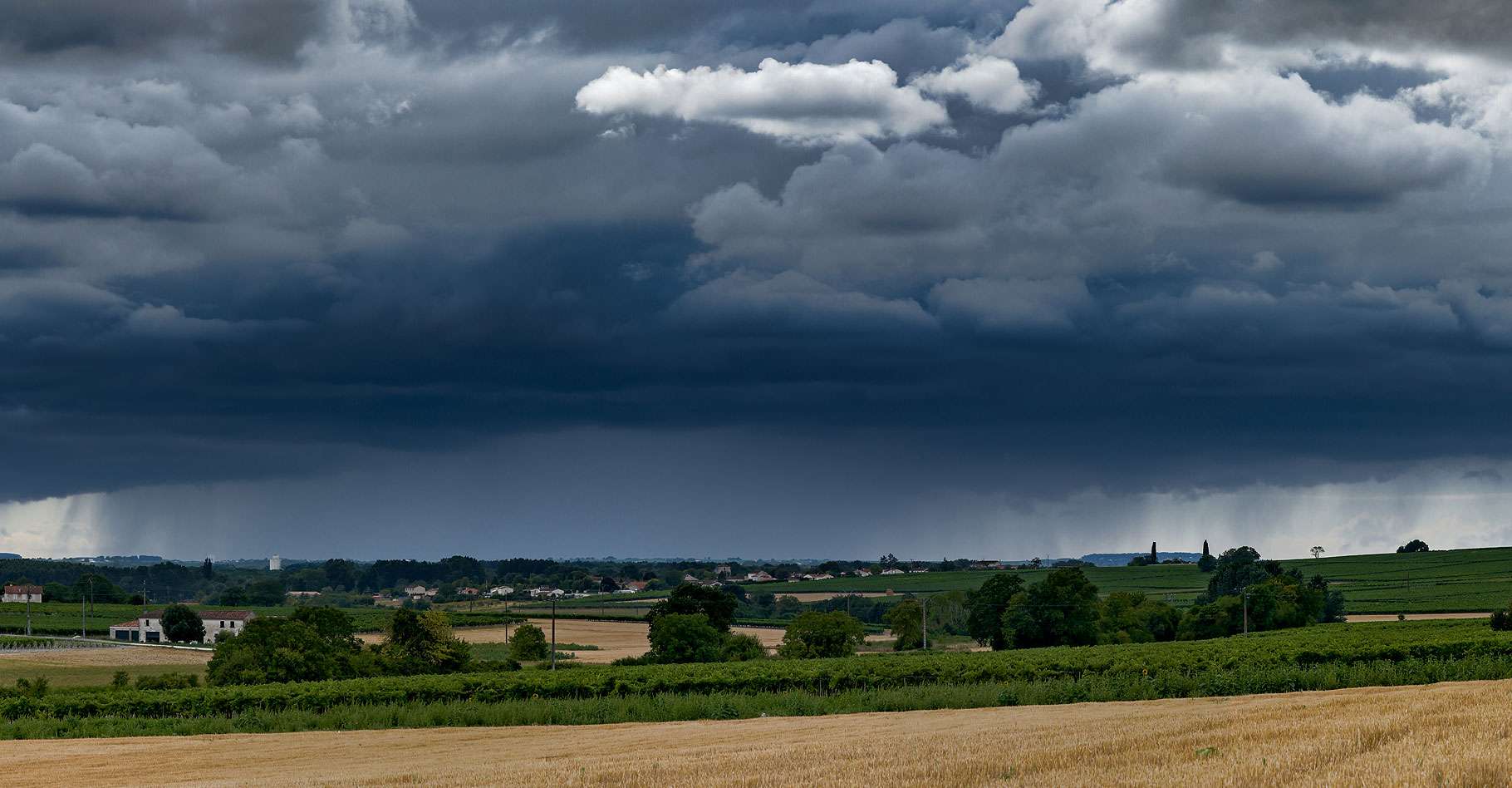 Gouttes De Pluie Tombant Des Nuages Pluie (formation, Types, Mesure