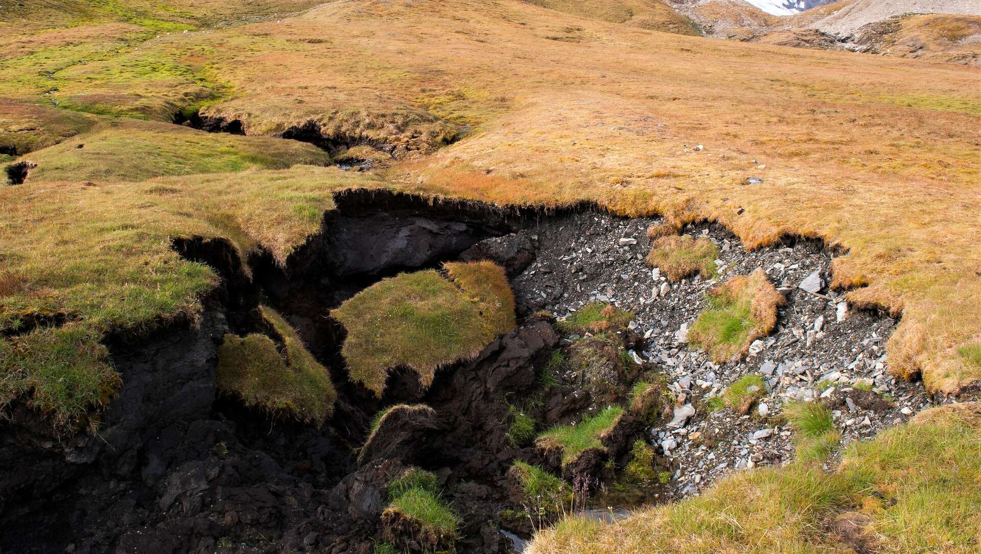 Survolez en drone « la porte de l’Enfer », le plus grand gouffre dans le permafrost du monde