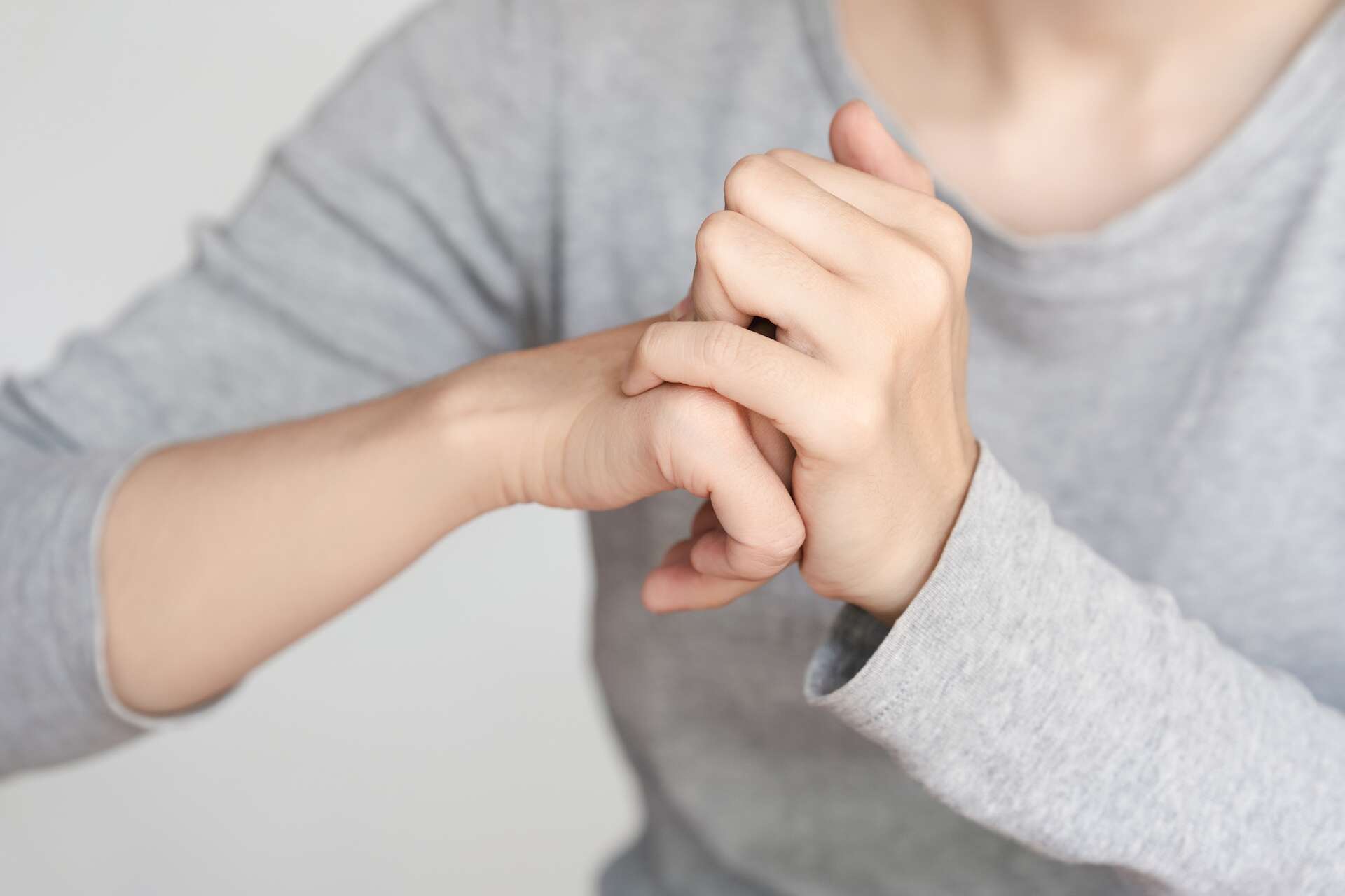 Se faire craquer les doigts est mauvais pour la santé, vrai ou faux