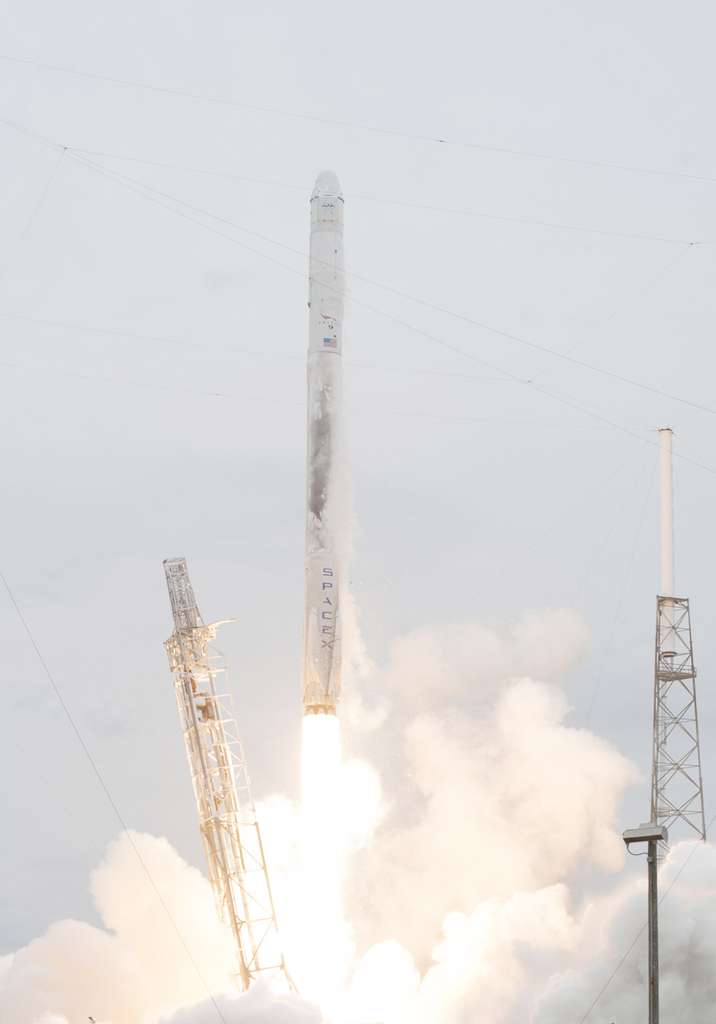 Spacex Ravitaille Liss Et Récupère Le Premier étage Du Falcon 9