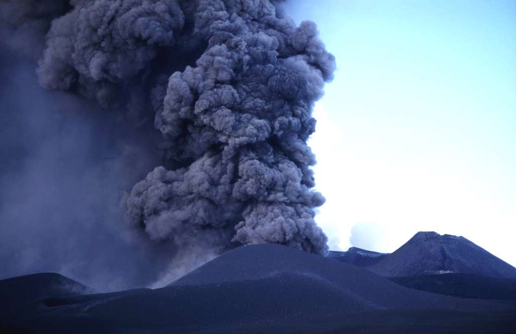 Volcans et éruptions volcaniques : effusives, explosives, pliniennes ...