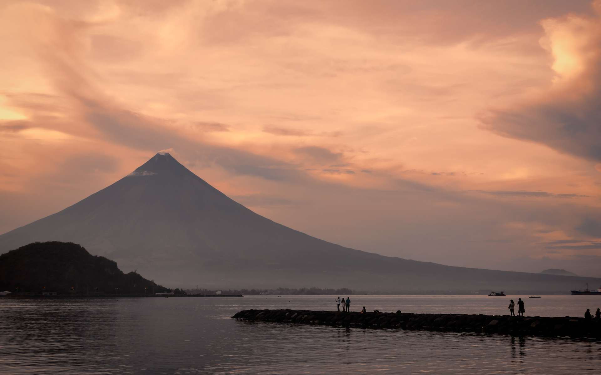 Éruption : le volcan Mayon, aux Philippines, crache des fontaines de lave