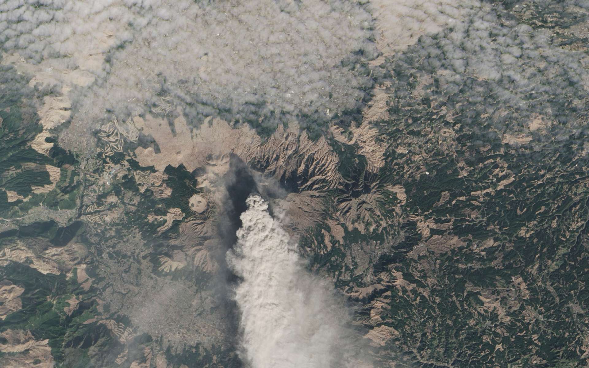 Le plus grand volcan du Japon, le mont Aso, crache des nuées ardentes ...
