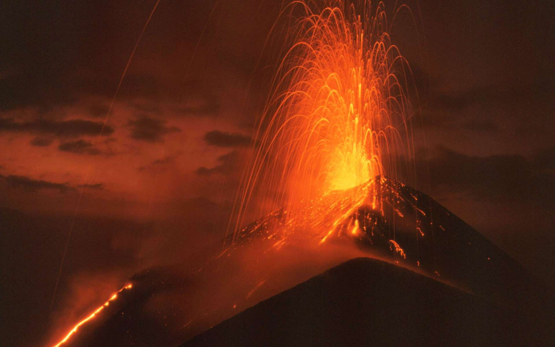 Définition | Strombolien - Strombolienne - Éruption strombolienne ...