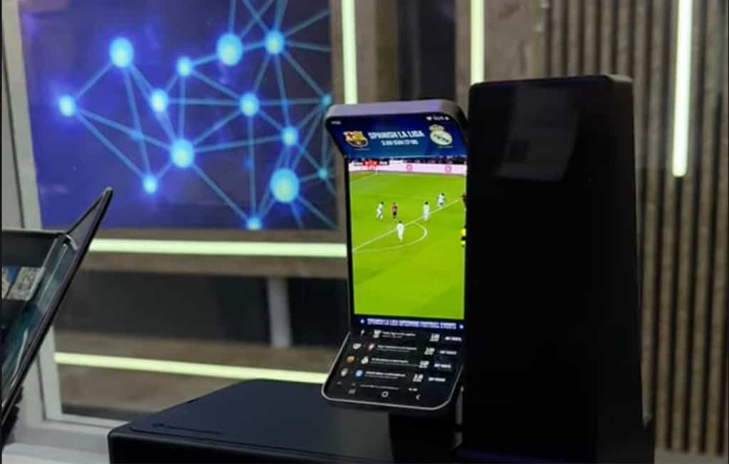 Asymmetric Flip : Samsung dévoile un étrange smartphone qui se plie en ...