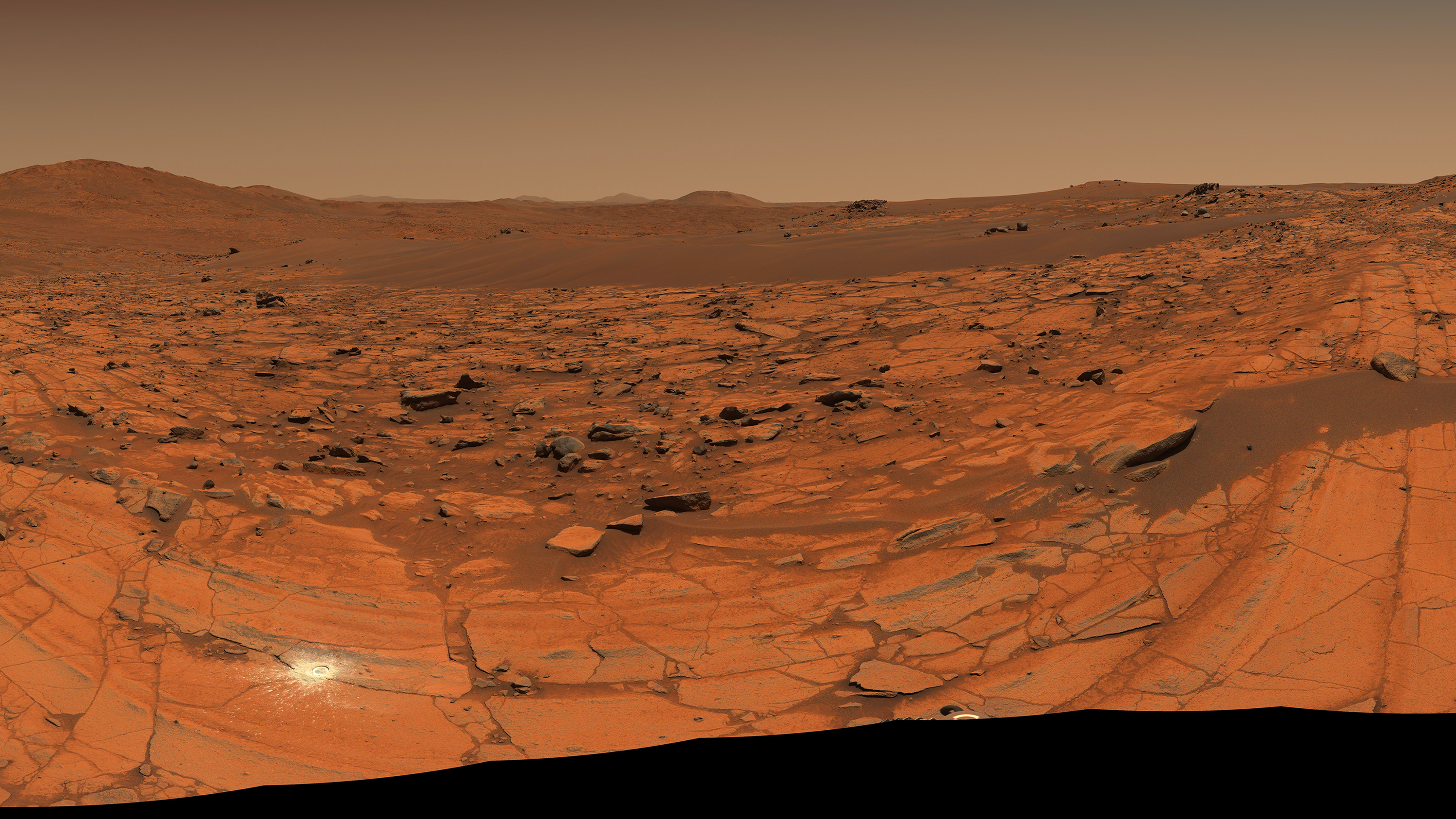 Mars : un rover de la Nasa révèle un panorama si net qu’il semble ...