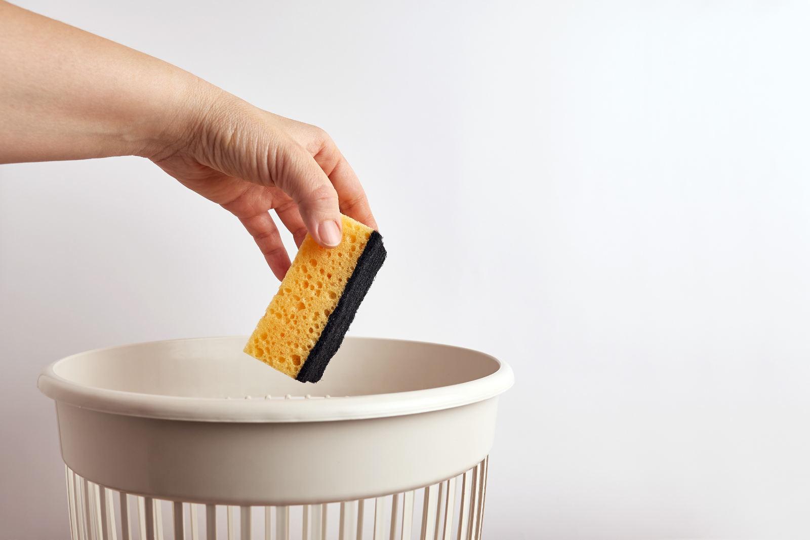 Ce qu’il ne faut jamais faire avec une éponge (et qu’on fait tous sans ...