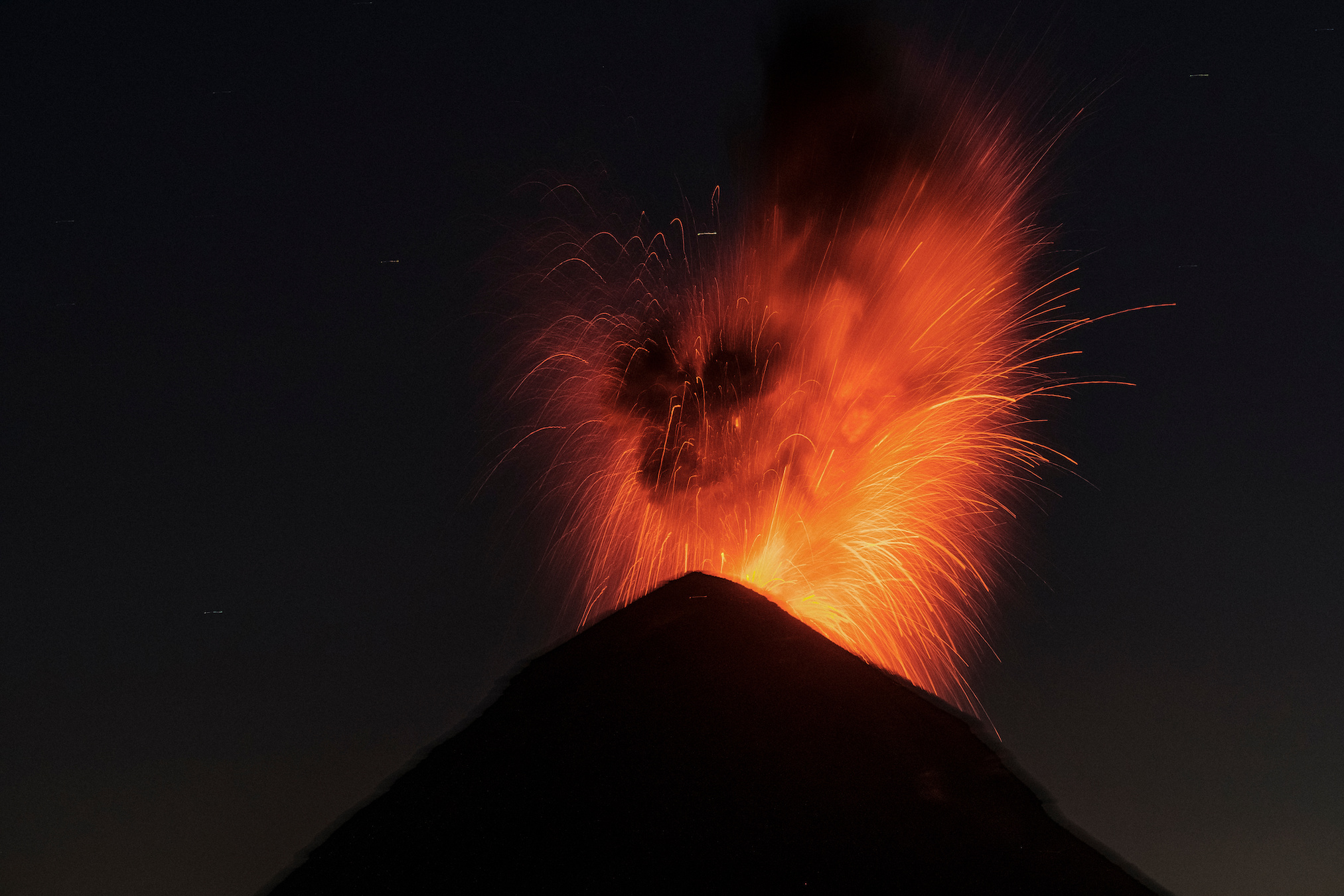 Un volcan explose en pleine nuit : le ciel s'embrase dans un bruit ...