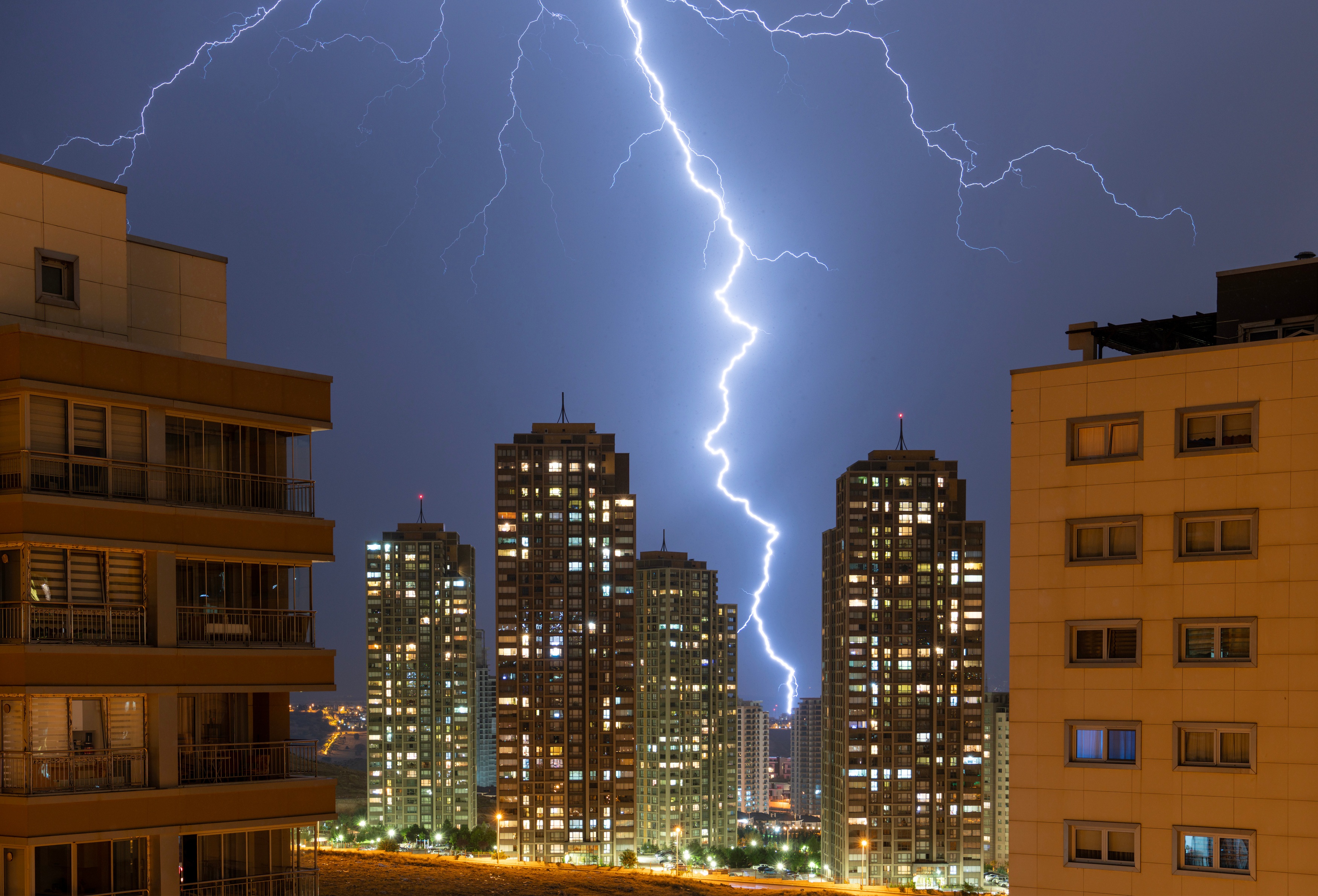 Phénomène météo extraordinaire : l'éclair superbolt, une explosion qui ...